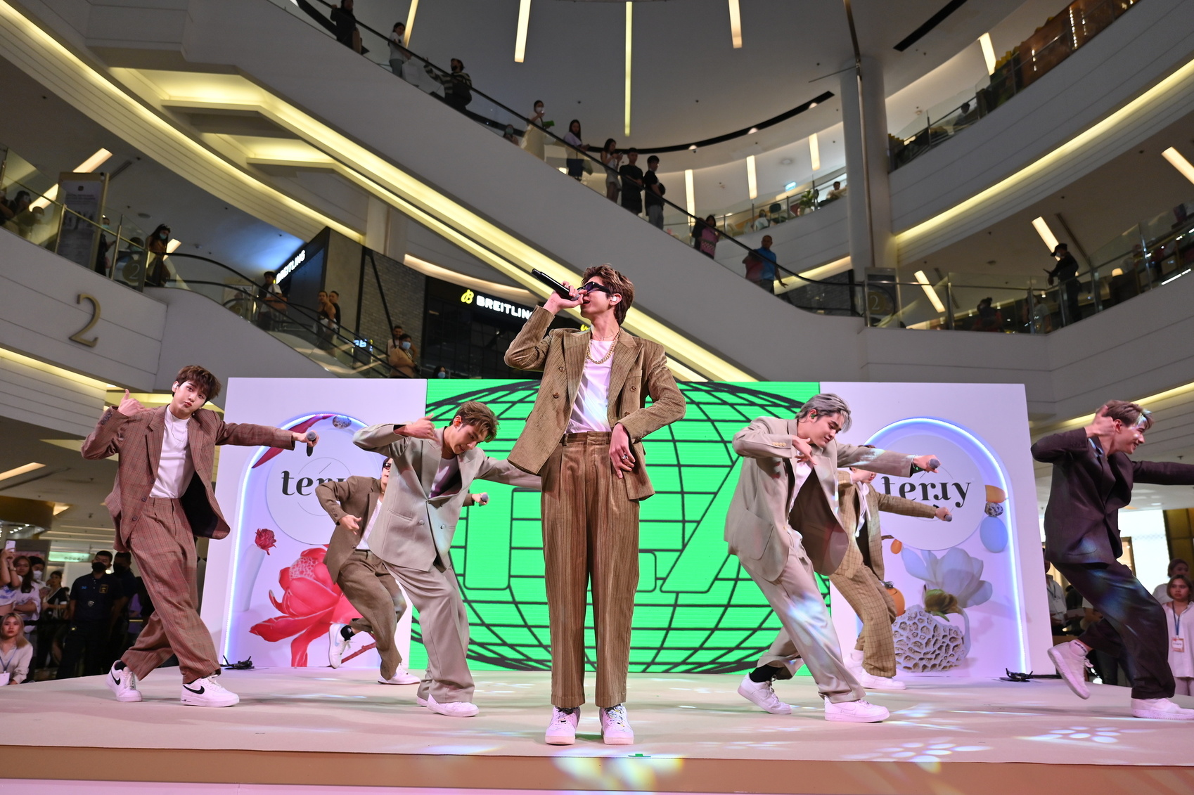 ข่าว Terry ควงแขน อิน – สาริน แกะกล่องแพ็กเกจใหม่ (6) - Ladyissue เว็บรีวิวเครื่องสำอาง ชุมชน ...